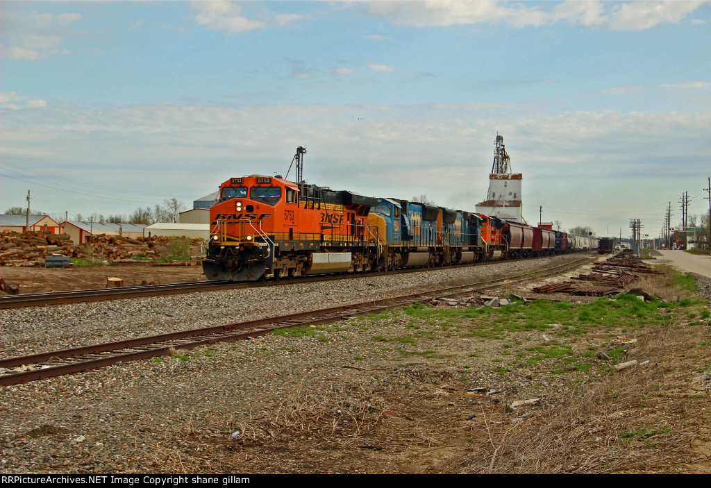 BNSF 5753 Heads Nb into Old Monroe.